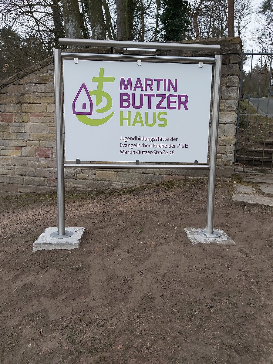 Martin-Butzer-Haus erhält neues Schild