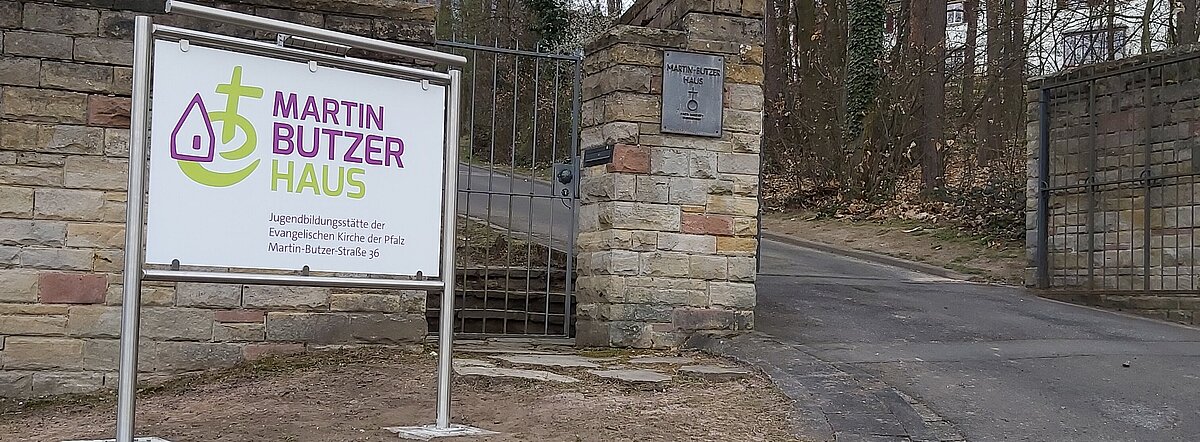 Martin-Butzer-Haus erhält neues Schild